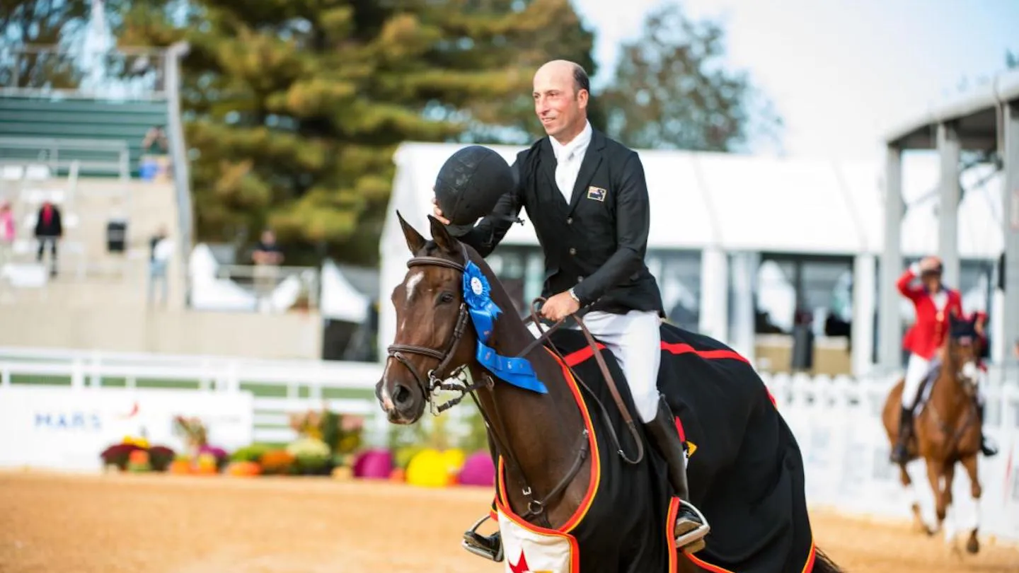 Le numéro un mondial Tim Price porte haut les couleurs du Selle ...