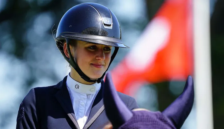 À vingt-deux ans et pour ses débuts en CSIO 5*, Elin Ott défie Pénélope ...