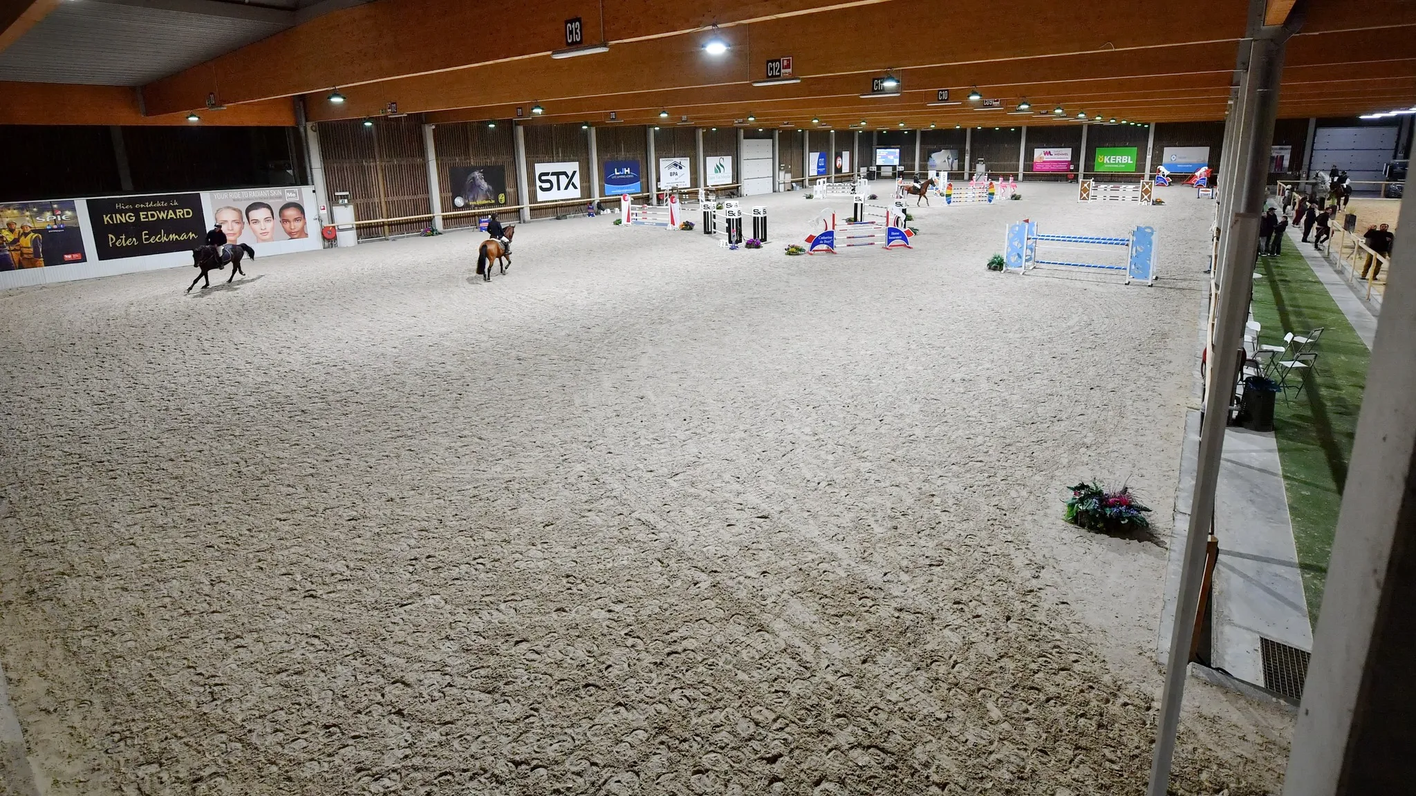 Eerste manche jonge paarden competitie Bomaco Winter Jumping
