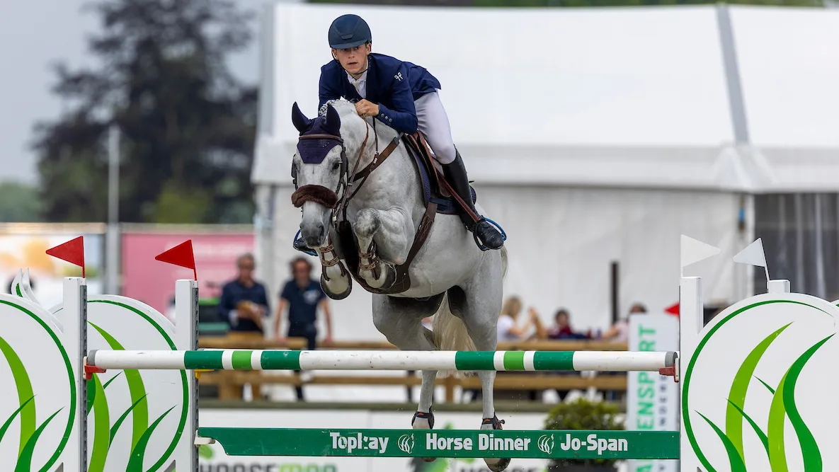 Vic De Plecker springt naar de overwinning in het Azelhof